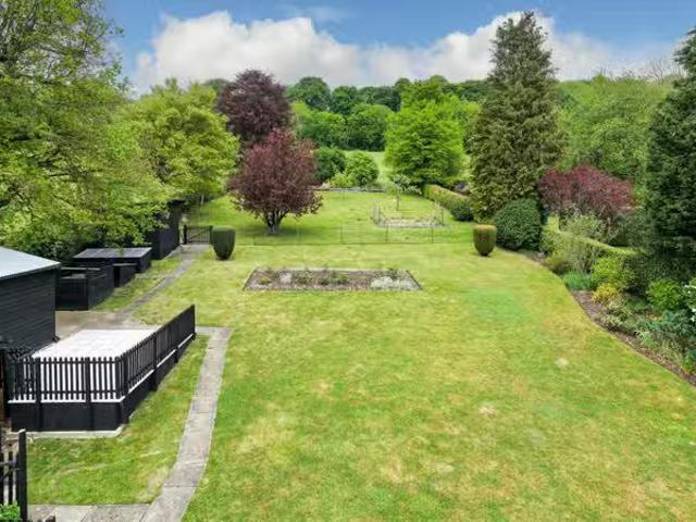 3 bedroom bungalow for rent in Pednor Road, CHESHAM, HP5