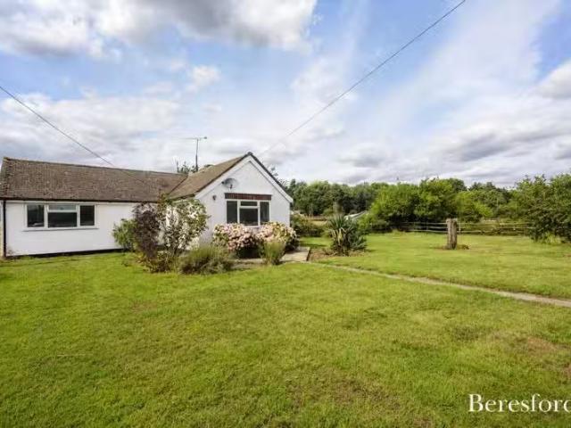 3 bedroom bungalow for rent in Roxwell Road, CM1