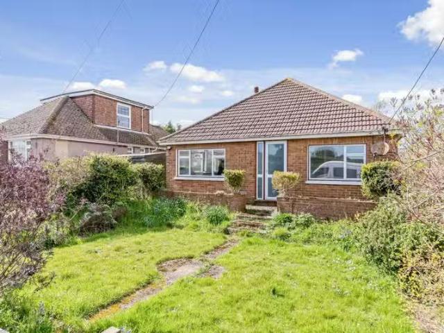 3 bedroom bungalow for rent in Victoria Road, Capel le Ferne.