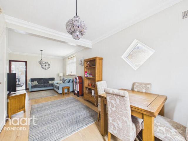 3 bedroom bungalow for sale in Cross Road, Romford, RM7