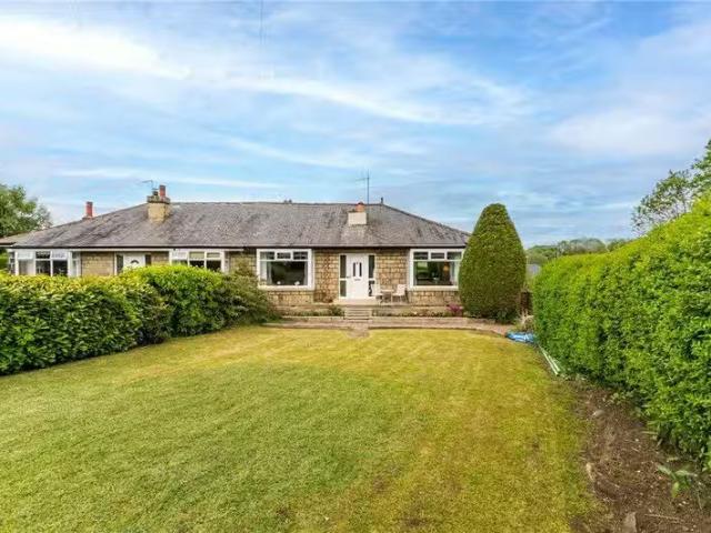 3 bedroom bungalow for sale in Bradford Road, Cottingley Bridg.