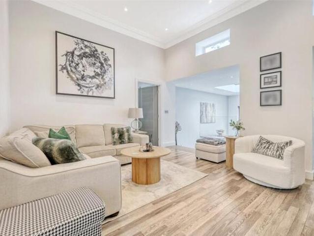 3 bedroom detached house for sale in Kensington Way, Brentwood, Essex, CM14