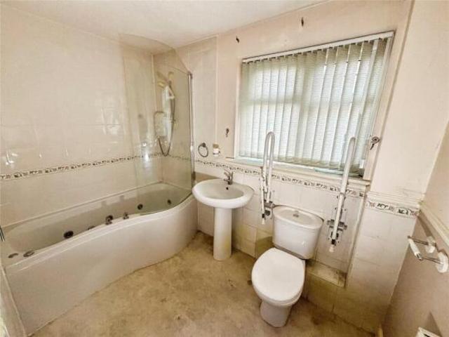 3 bedroom bungalow for sale in Hatchellwood View, Doncaster, South Yorkshire, DN4