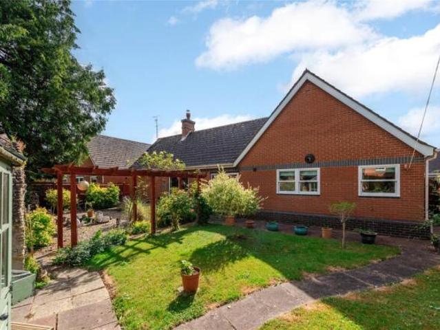 3 bedroom bungalow for sale in Hawkins Close, Stony Stratford, Milton Keynes, Buckinghamshire, MK11