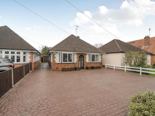 3 bedroom bungalow for sale in Reading Road, Woodley, Reading, RG5
