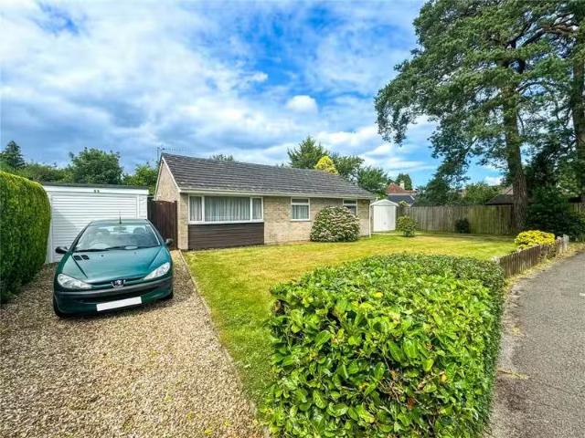 3 bedroom bungalow for sale in Wiltshire Road, Bransgore, Chri.