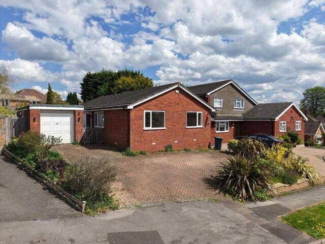 3 Bedroom Bungalow Hazlemere Buckinghamshire 99054931