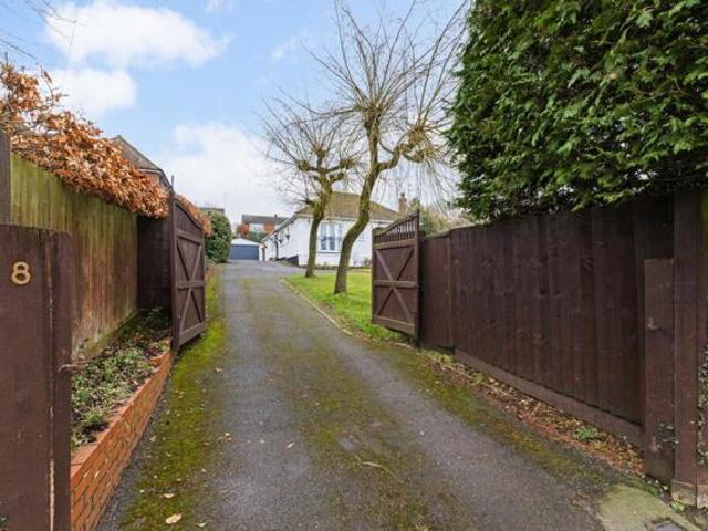 3 Bedroom Bungalow Hazlemere Buckinghamshire LS99290422