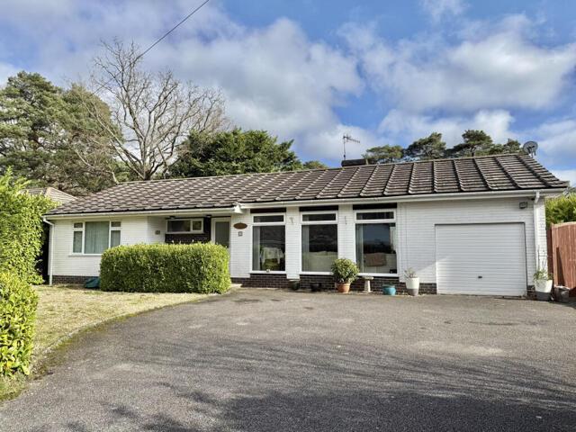 3 Bedroom Bungalow Hampshire Hampshire LS101379268