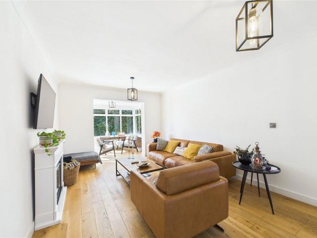 3 bedroom Bungalow in Ray Lea Road, Maidenhead