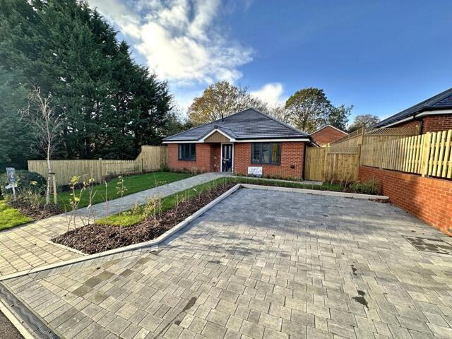 3 Bedroom Bungalow Lymington Hampshire 100614992