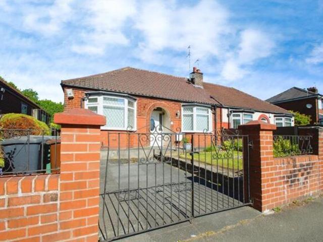 3 Bedroom Bungalow Manchester Bury 98903674