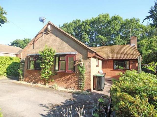 3 Bedroom Bungalow New Milton Hampshire LS101677295