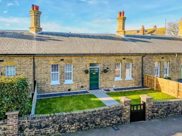 3 Bedroom Bungalow Southend On Sea Essex 100917482