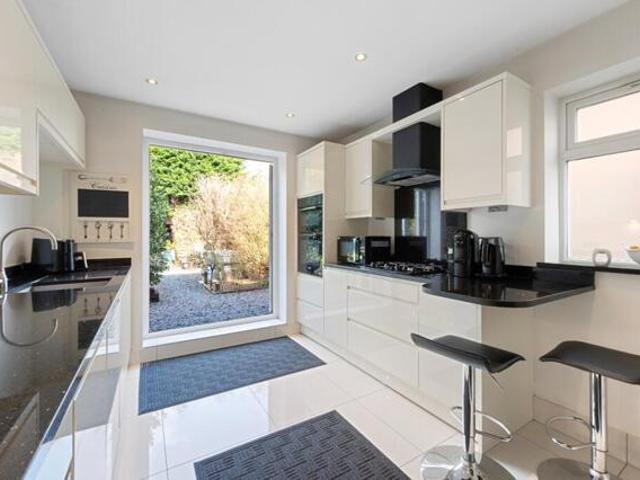 3 Bedroom Bungalow Shepperton Surrey 99344975