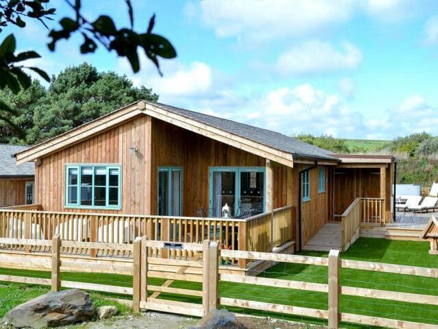 3 Bedroom Bungalow St. Columb Cornwall LS98903564