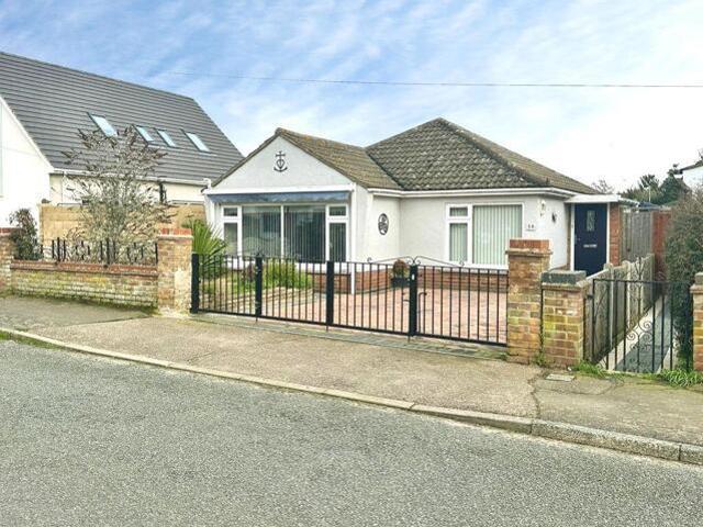 3 Bedroom Bungalow St. Osyth Essex LS101025842