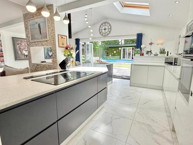 3 Bedroom Bungalow St. Leonards Hampshire 101955287