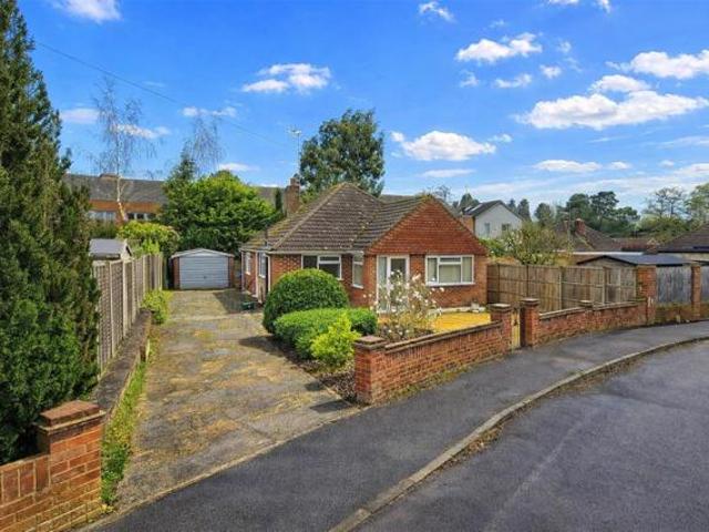 3 Bedroom Bungalow Surrey Great London 100855116