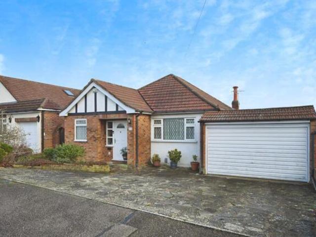 3 Bedroom Bungalow Potters Bar Hertfordshire LS98649074