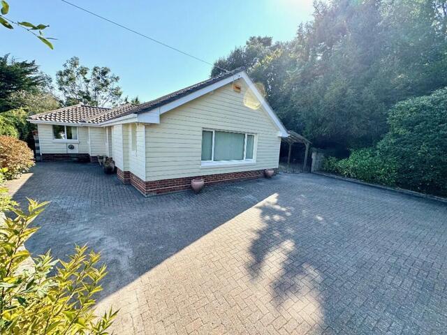 3 Bedroom Bungalow Poole Poole 98205043