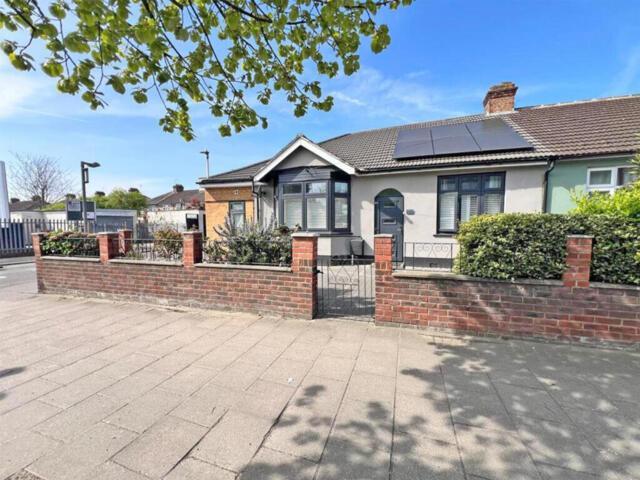 3 Bedroom Bungalow Romford Greater London 98930208