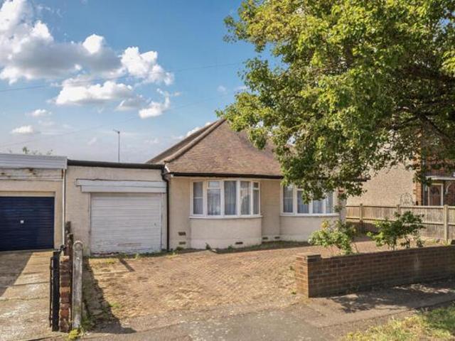 3 Bedroom Bungalow Ruislip Great London LS98834503