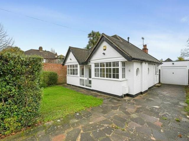 3 Bedroom Bungalow Ruislip Greater London 98297057