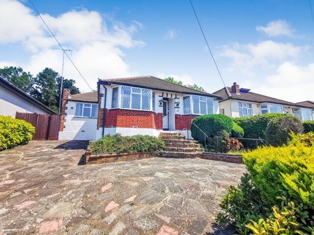 3 Bedroom Bungalow Watford Hertfordshire LS99773935