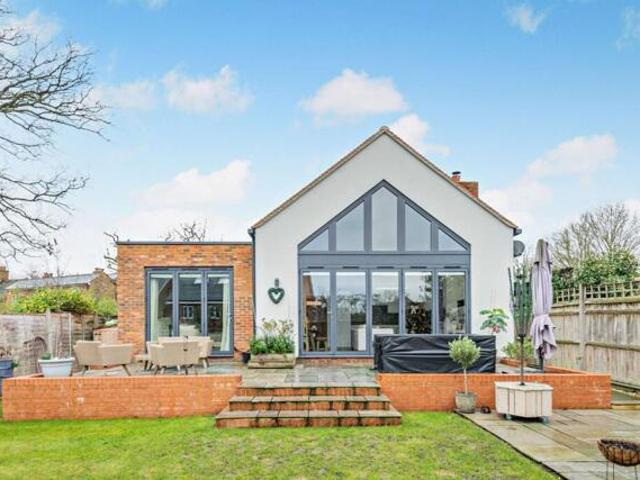 3 Bedroom Bungalow Warfield Berkshire LS100502842