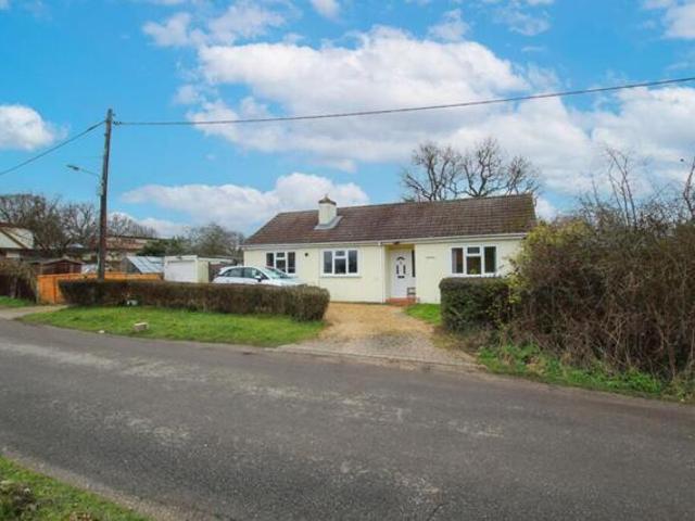 3 Bedroom Bungalow Wickford Essex 100917870