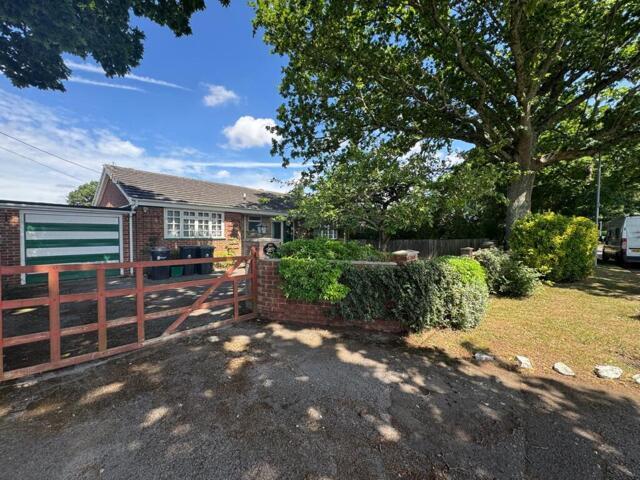 3 Bedroom Bungalow Wimborne Dorset 98834732