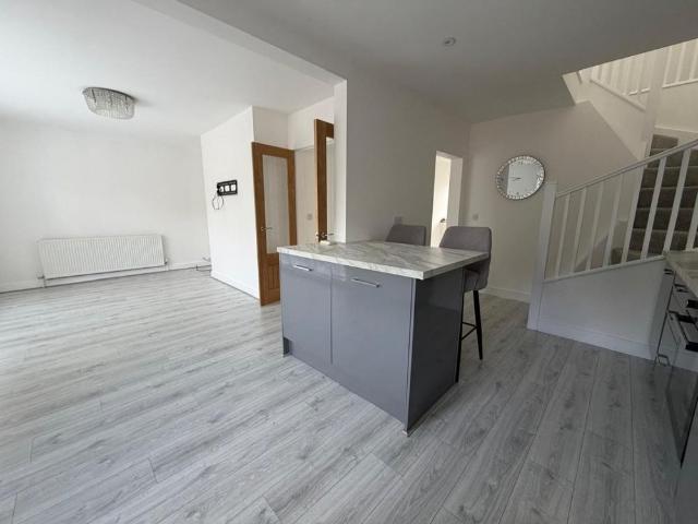 3 bedroom Bungalow To Let Total Size: 1002 SQ FT