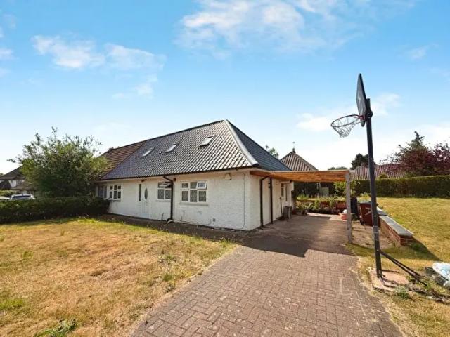 3 Bedroom Bungalow To Rent In Broughton Drive, Nottingham, Nottinghamshire, NG8