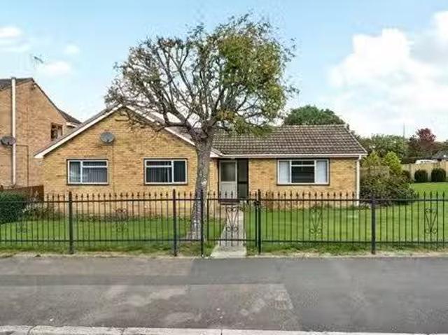 3+ bedroom bungalow to rent in Brisbane, Stonehouse, GL10