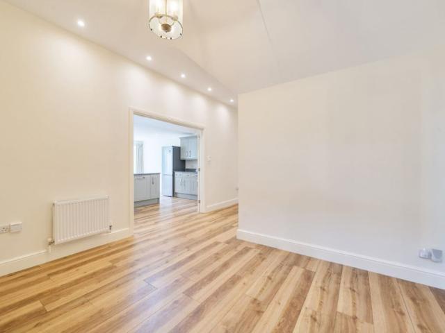 3 Bedroom Bungalow To Rent in Chart Sutton