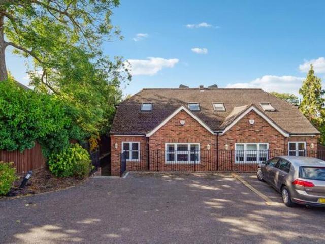 3 Bedroom Bungalow Uxbridge Greater London 101675512