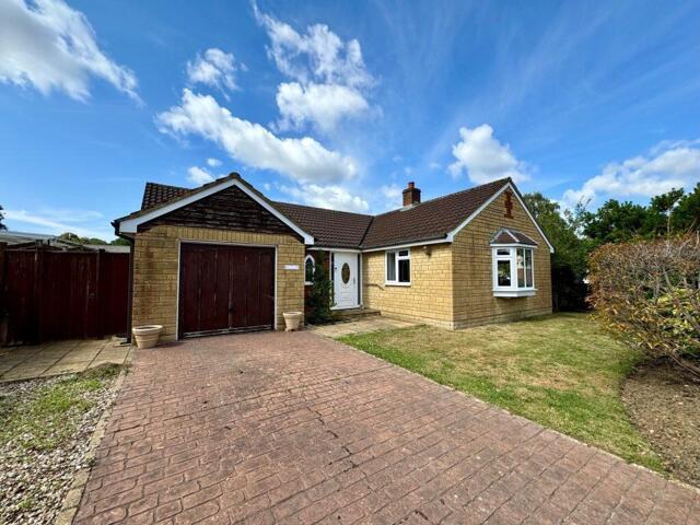 3 Bedroom Bungalow Yeovil Somerset LS99029419