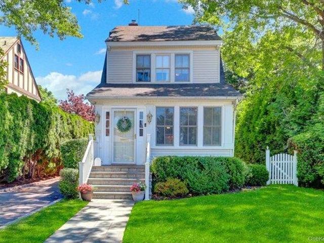 3 bedroom, Garden City NY 11530 104906390