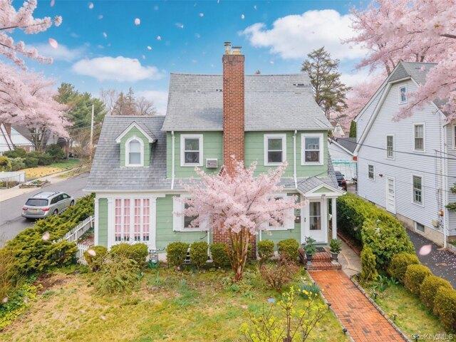3 bedroom, Great Neck NY 11023 LS102528010