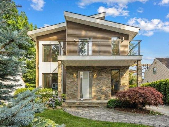 3 bedroom, Great Neck NY 11024 LS102562070