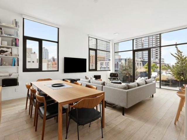 3 bedroom, Greenpoint NY 89700742