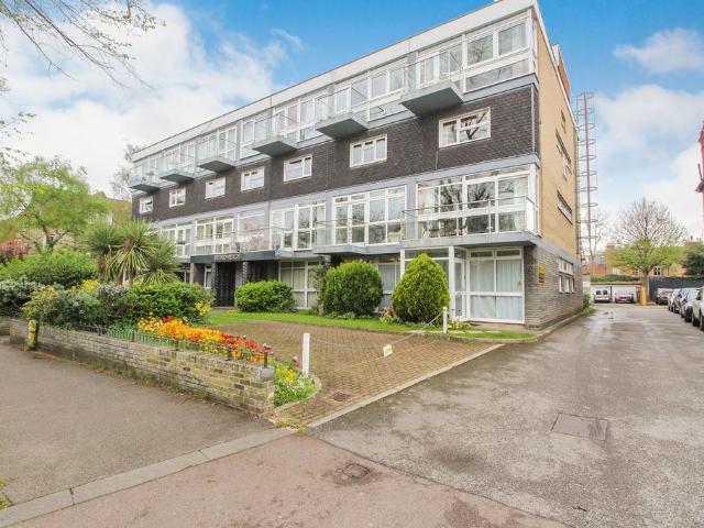 3 bedroom ground maisonette for sale