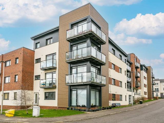3 bedroom ground flat for sale