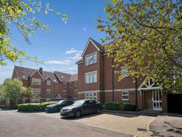 3 bedroom ground flat for sale