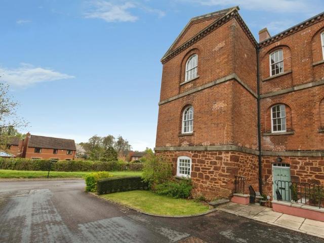 3 bedroom ground flat for sale