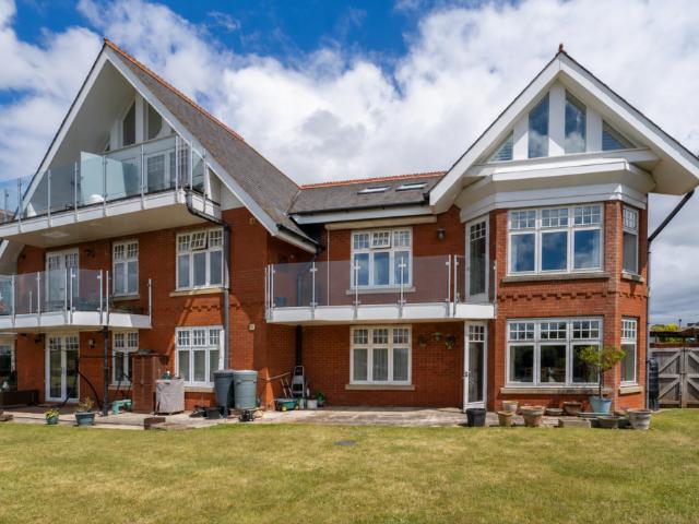 3 bedroom ground flat for sale