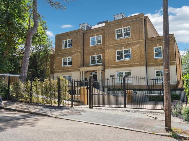 3 bedroom ground flat for sale