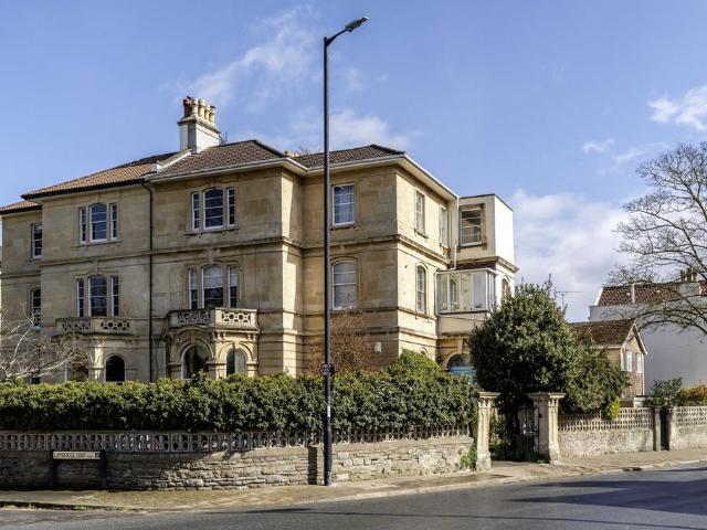 3 bedroom flat for sale