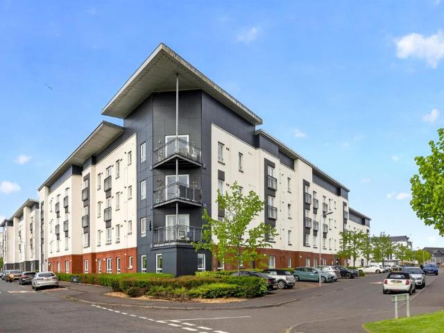 3 bedroom ground flat for sale